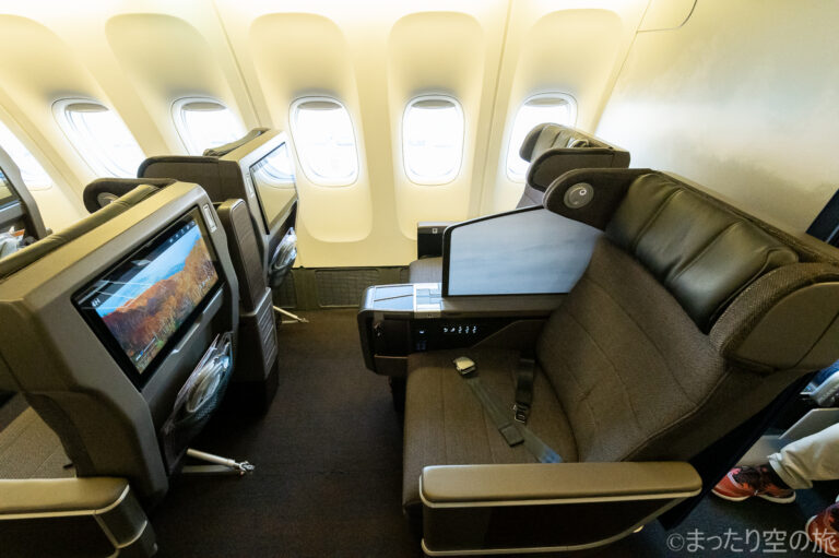 ANAのB777-200ER(722)のプレミアムクラスの座席の広さ・快適さを検証してみた - まったり空の旅