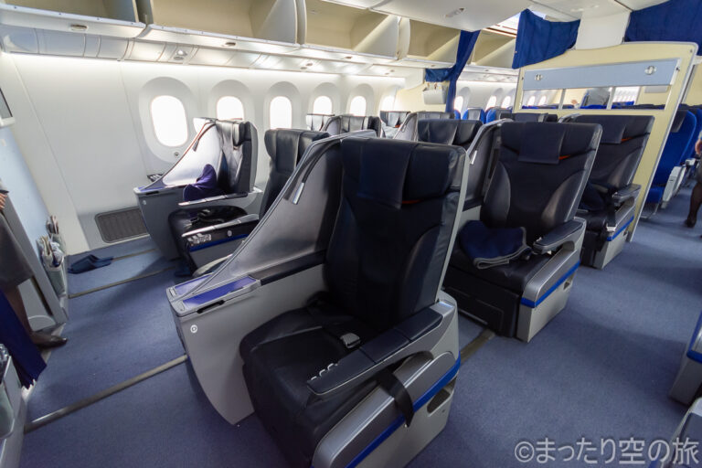 ANAのB777-200ER(722)のプレミアムクラスの座席の広さ・快適さを検証してみた - まったり空の旅